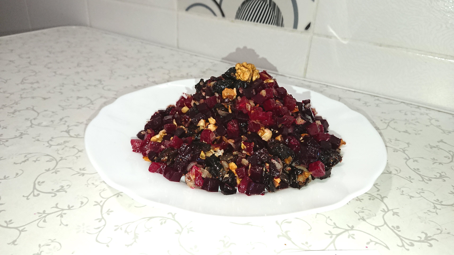 Peedisalat kuivatatud ploomide ja pähklitega | retseptid24